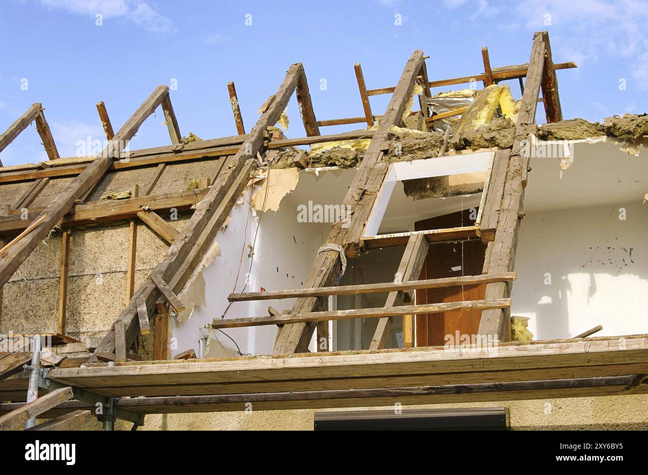 Demolish roof truss, roof truss demolish 11 Stock Photo - Alamy