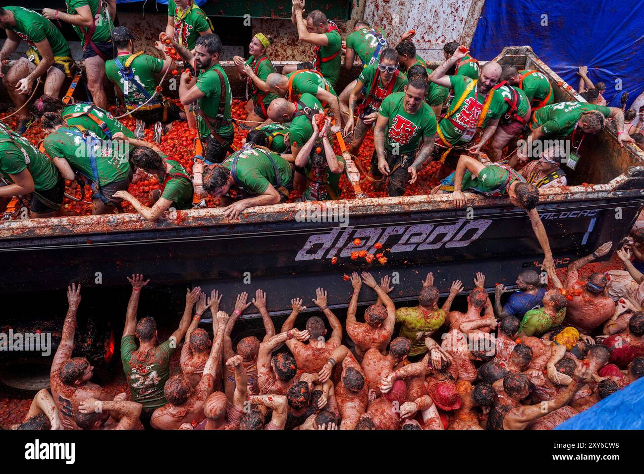Revellers throw tomatoes at each other during the annual "Tomatina ...