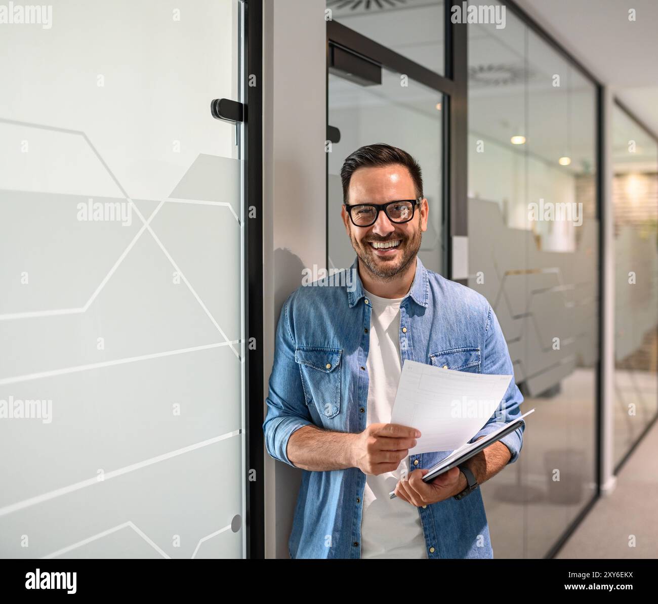 Glass wall accountant business hi-res stock photography and images - Alamy