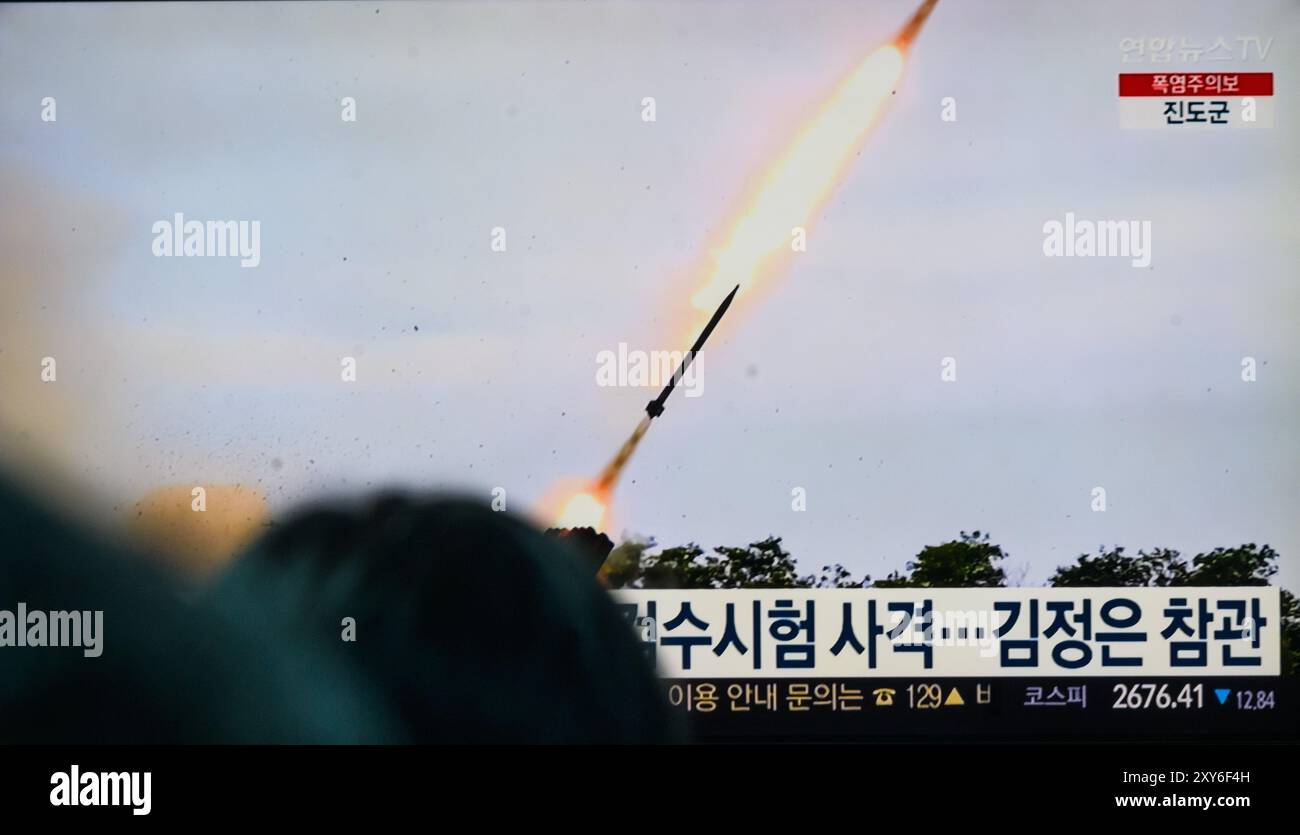 240mm multiple rocket launch system hi-res stock photography and images ...