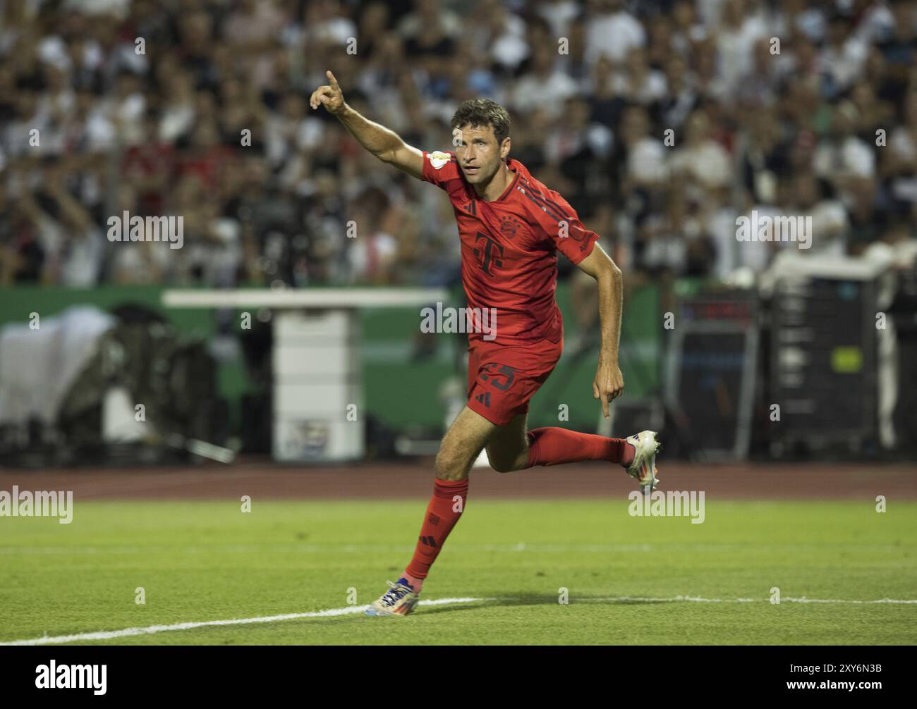 Football match, Thomas MUeLLER FC Bayern Munich celebrates with raised ...