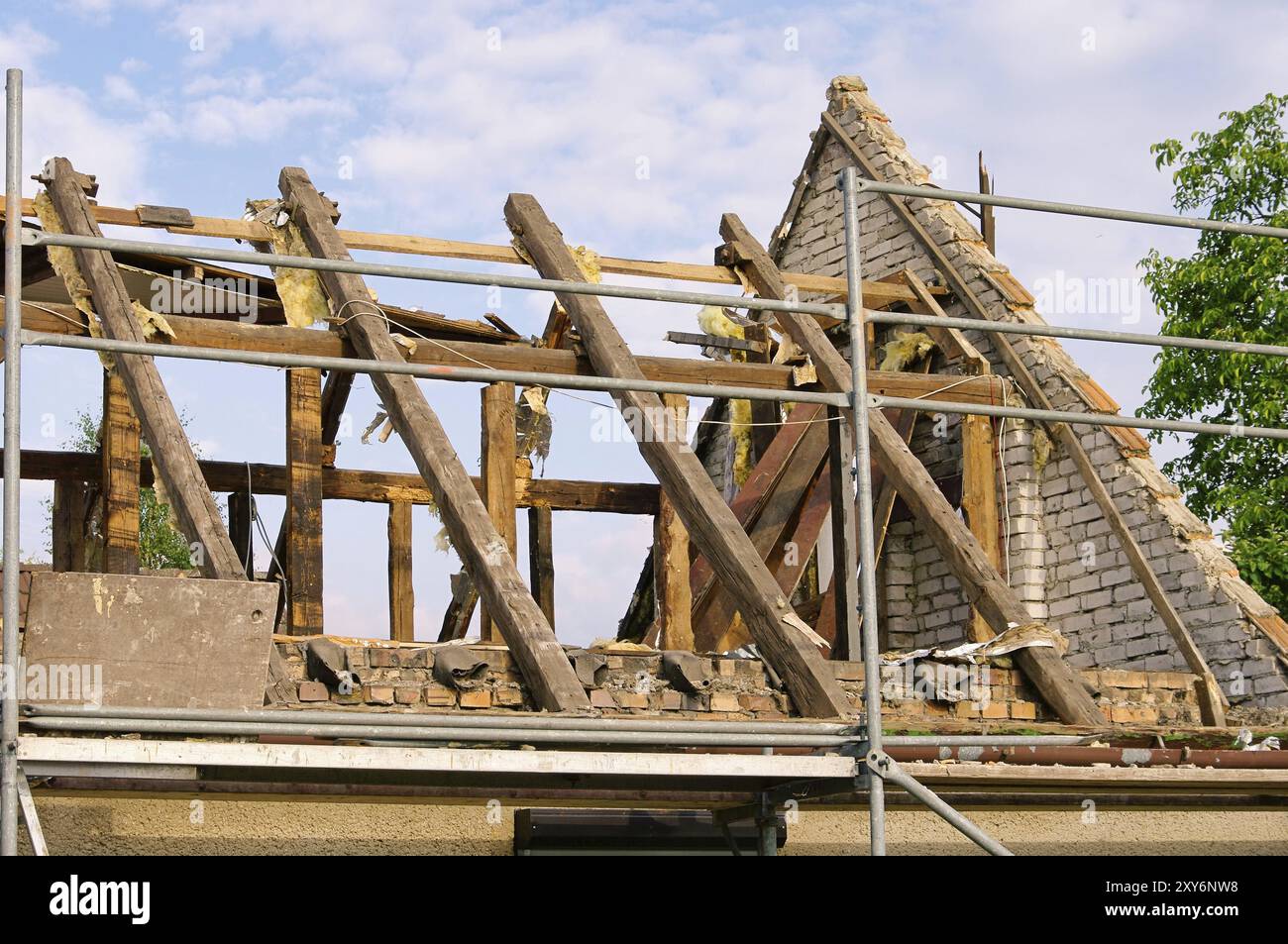 Demolish roof truss, roof truss demolish 08 Stock Photo - Alamy
