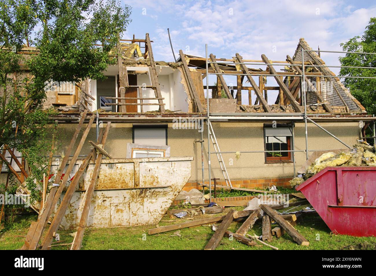 Demolish roof truss, roof truss demolish 10 Stock Photo - Alamy