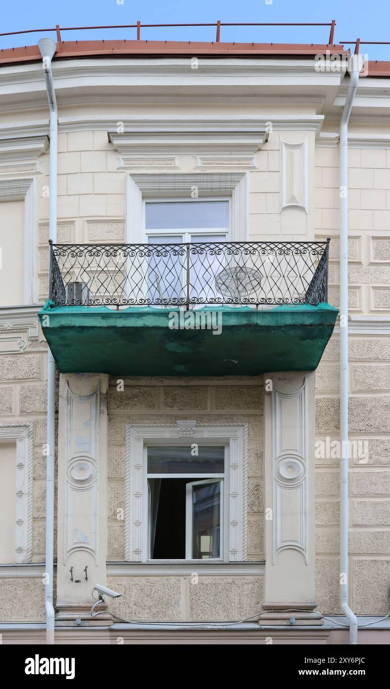 Restoration of a balcony in an old house with stucco decorations Stock ...