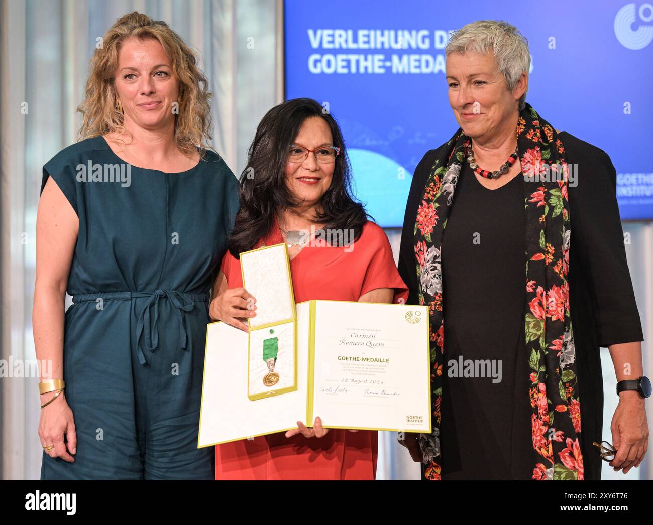 Weimar, Germany. 28th Aug, 2024. Institute director Verena Lehmkuhl (l-r), award winner Carmen ...