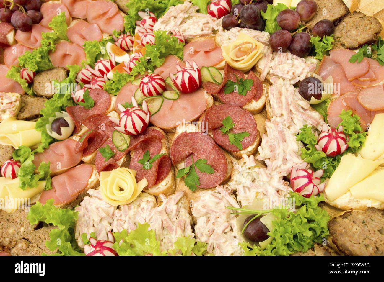 Canapes with ham and cheese and cucumber. Fingerfood mit Dekoration ...