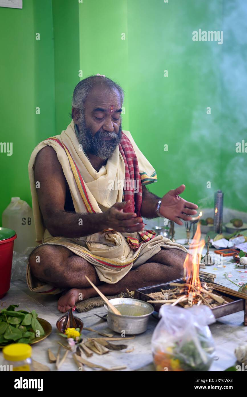 Indian yajna ritual vedic hi-res stock photography and images - Alamy