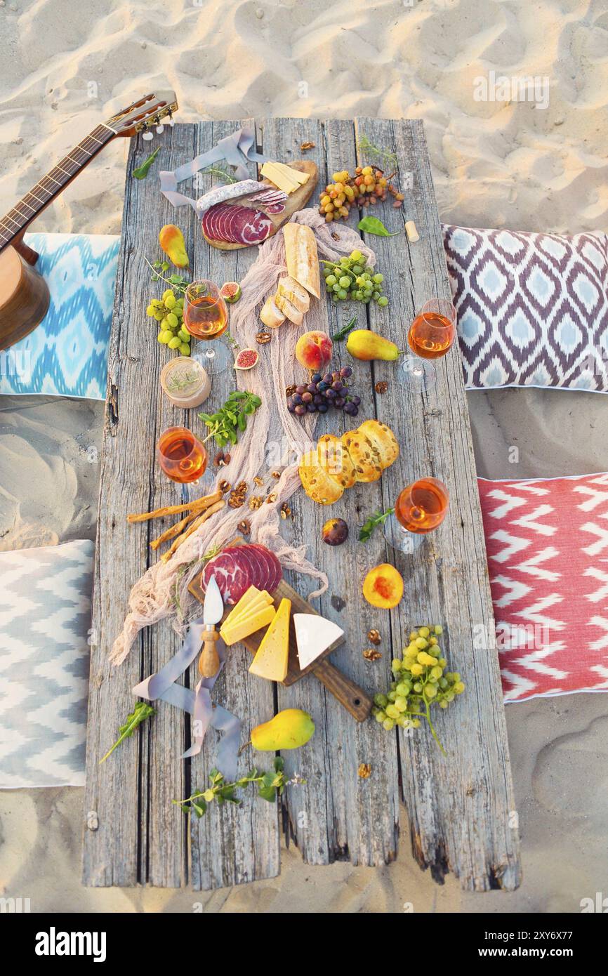 Top view beach picnic table. Beach party Stock Photo - Alamy