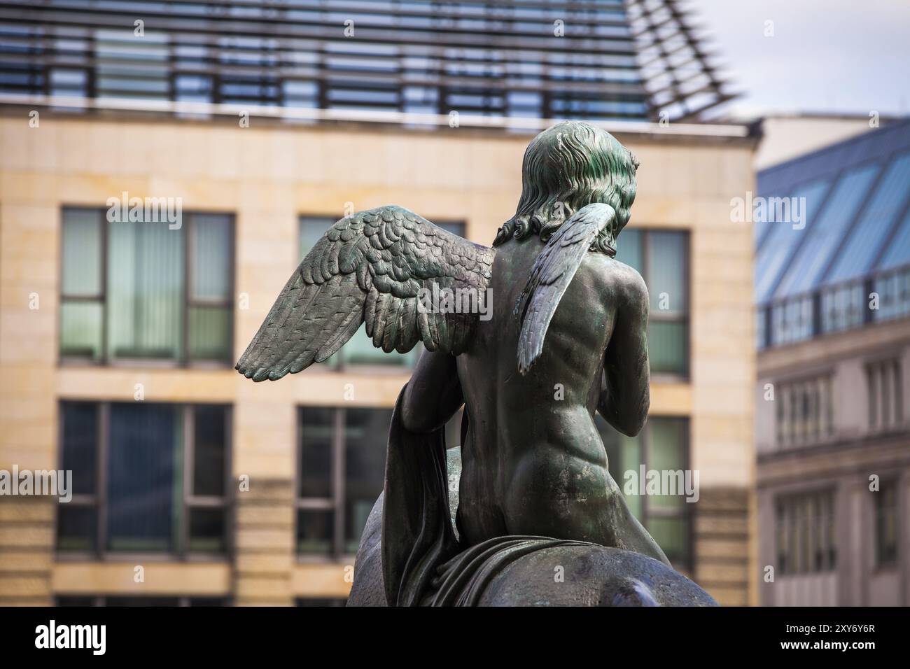 Angel statue back view hi-res stock photography and images - Alamy