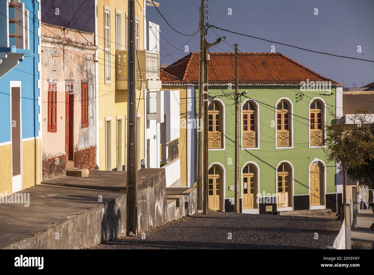 Front view building at end of street hi-res stock photography and ...
