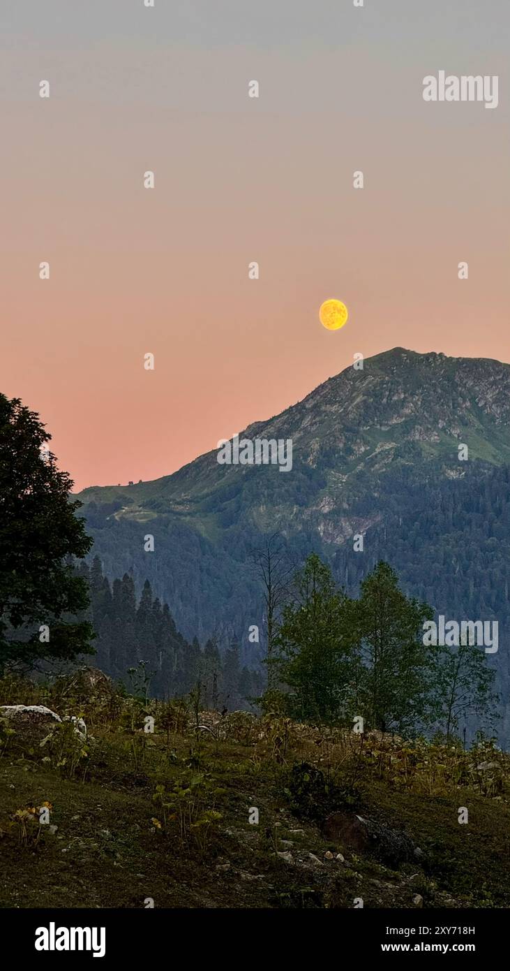 Full moon on the horizon hi-res stock photography and images - Alamy