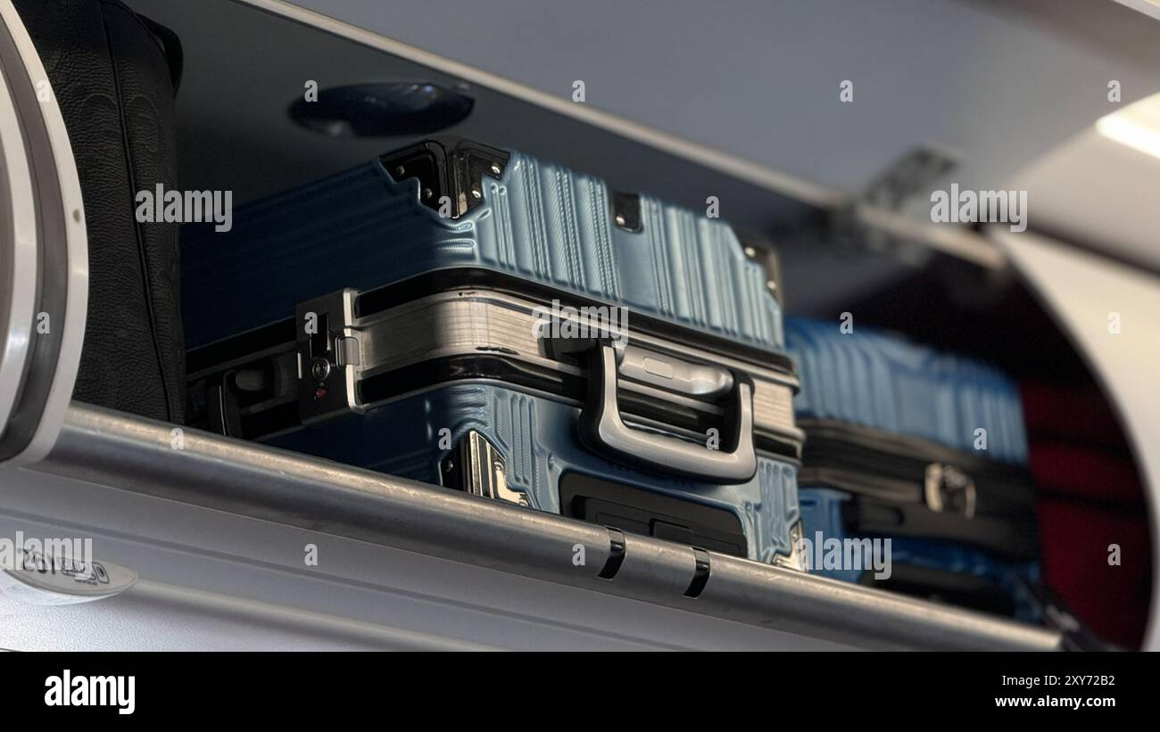 Overhead luggage suitcase bin storage hi-res stock photography and ...