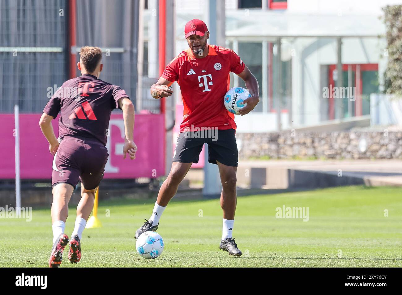 Vincent Kompany (FC Bayern Muenchen, Cheftrainer) springt hoch, mit ...