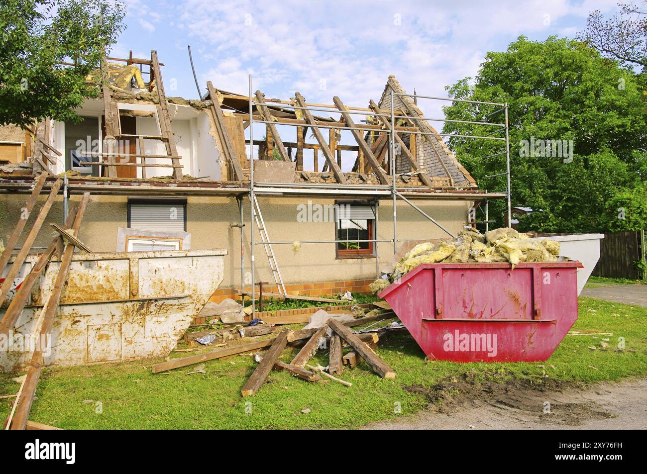 Demolish roof truss, roof truss demolish 09 Stock Photo - Alamy