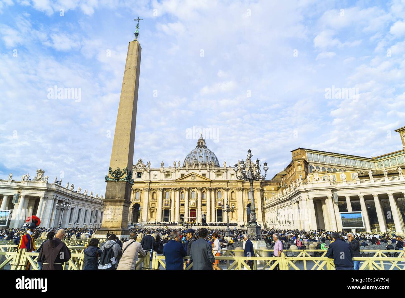 Basilica of Saint Peter, Vatican City, October 18, 2015 : Crowd of ...