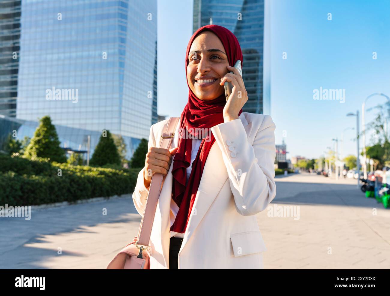 Beautiful arab businesswoman wearing hijab and elegant business suit ...
