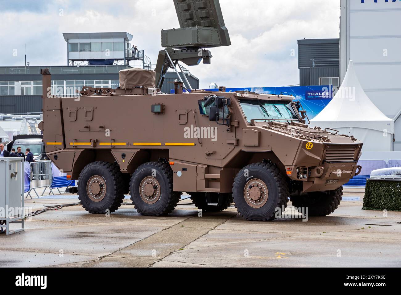 VBMR Griffon military six-wheel multi-purpose armoured personnel ...