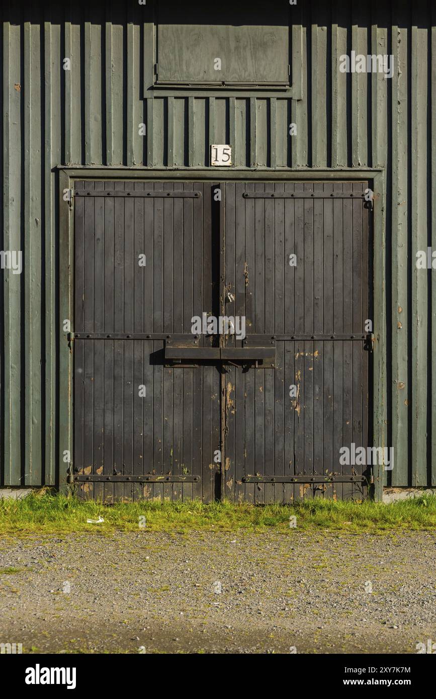 Bolted shut hi-res stock photography and images - Alamy