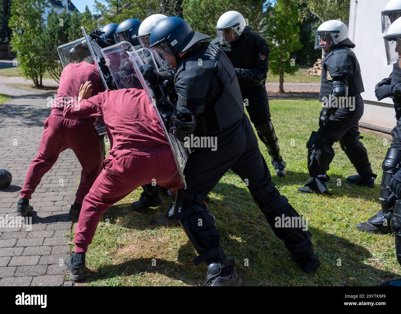 Wittlich, Germany. 28th Aug, 2024. Prison trainees demonstrate de ...