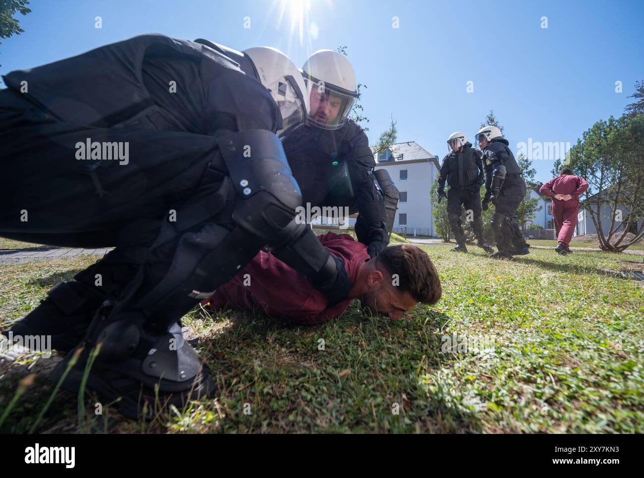 Wittlich, Germany. 28th Aug, 2024. Prison trainees demonstrate de ...