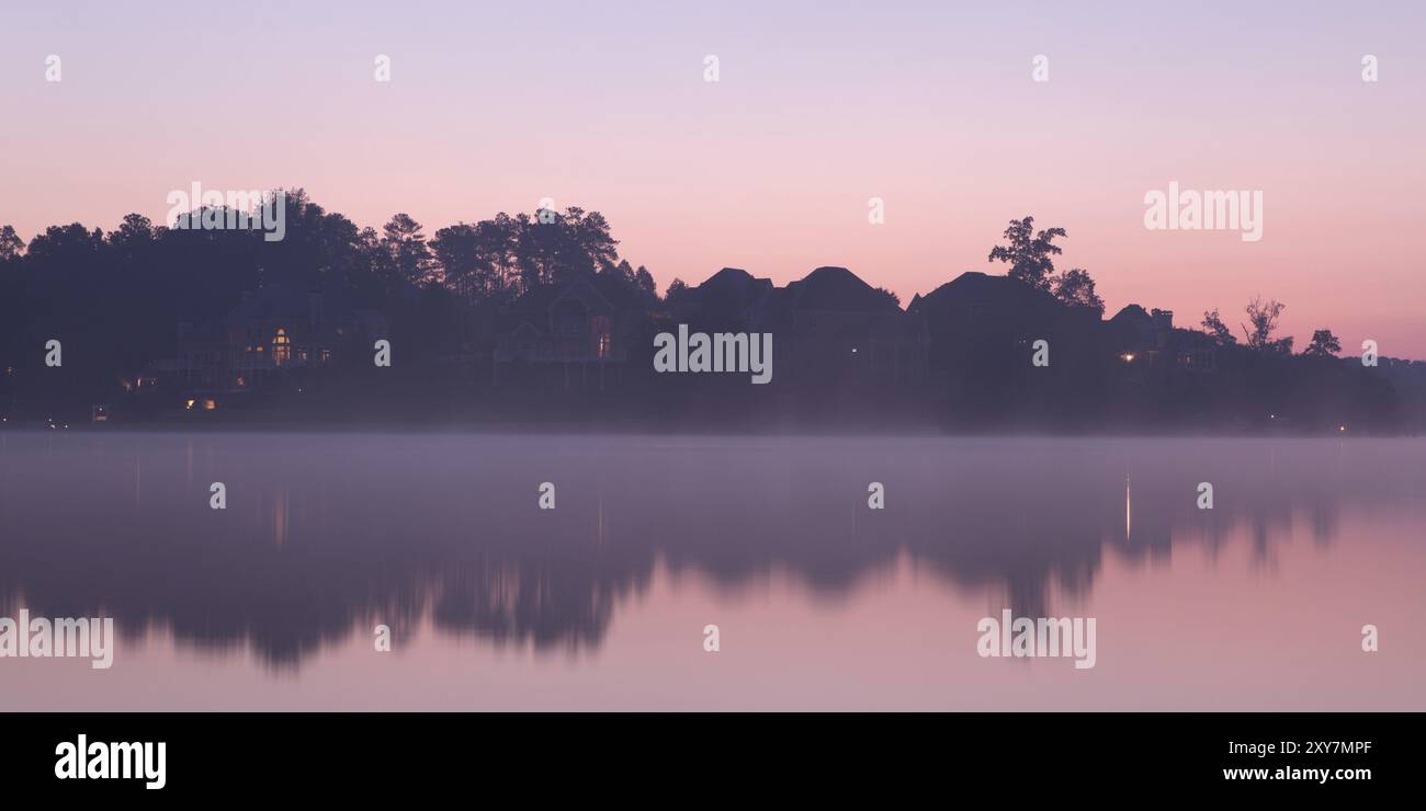 Misty morning by the lake hi-res stock photography and images - Alamy