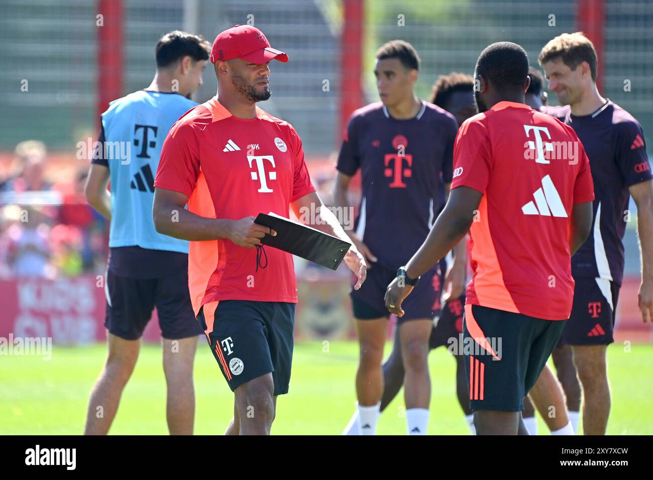 Munich, Deutschland. 28th Aug, 2024. coach Vincent KOMPANY (FC Bayern ...