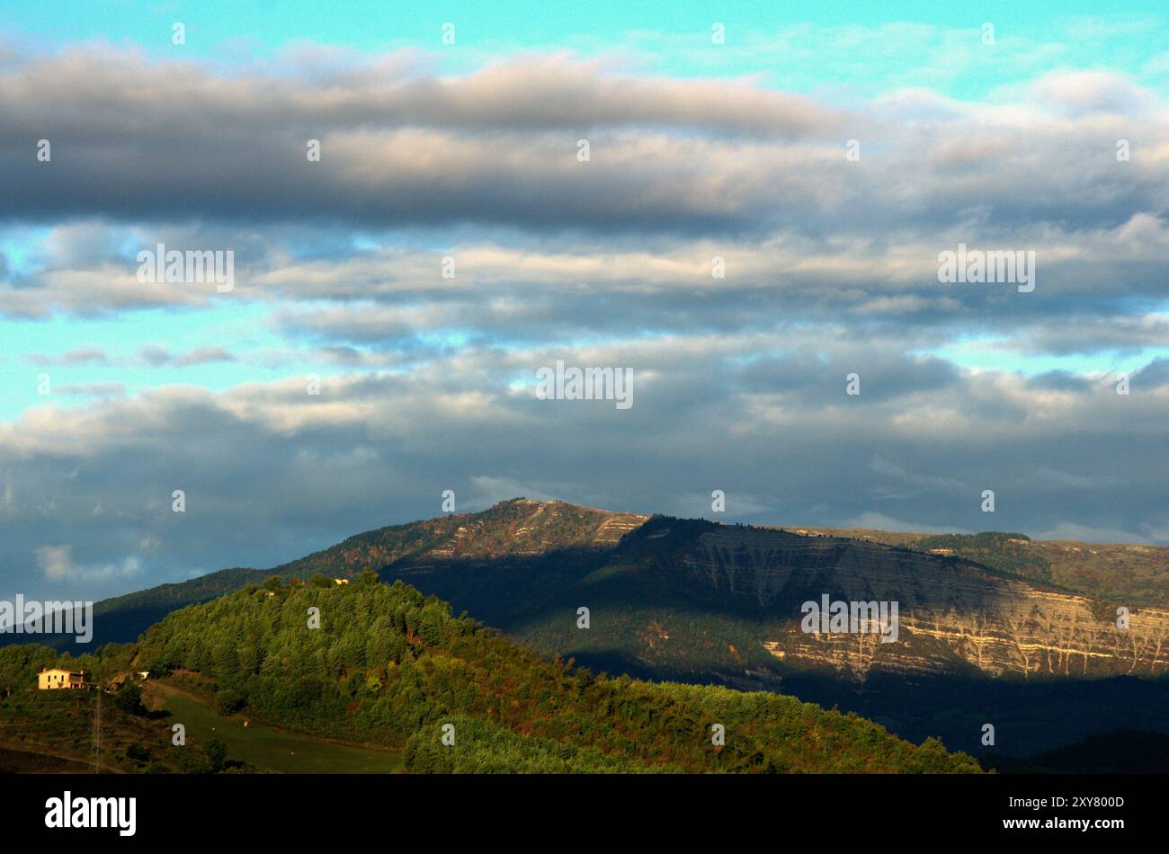 panorama sul Monte Carpegna sotto un cielo nuvoloso Stock Photo - Alamy