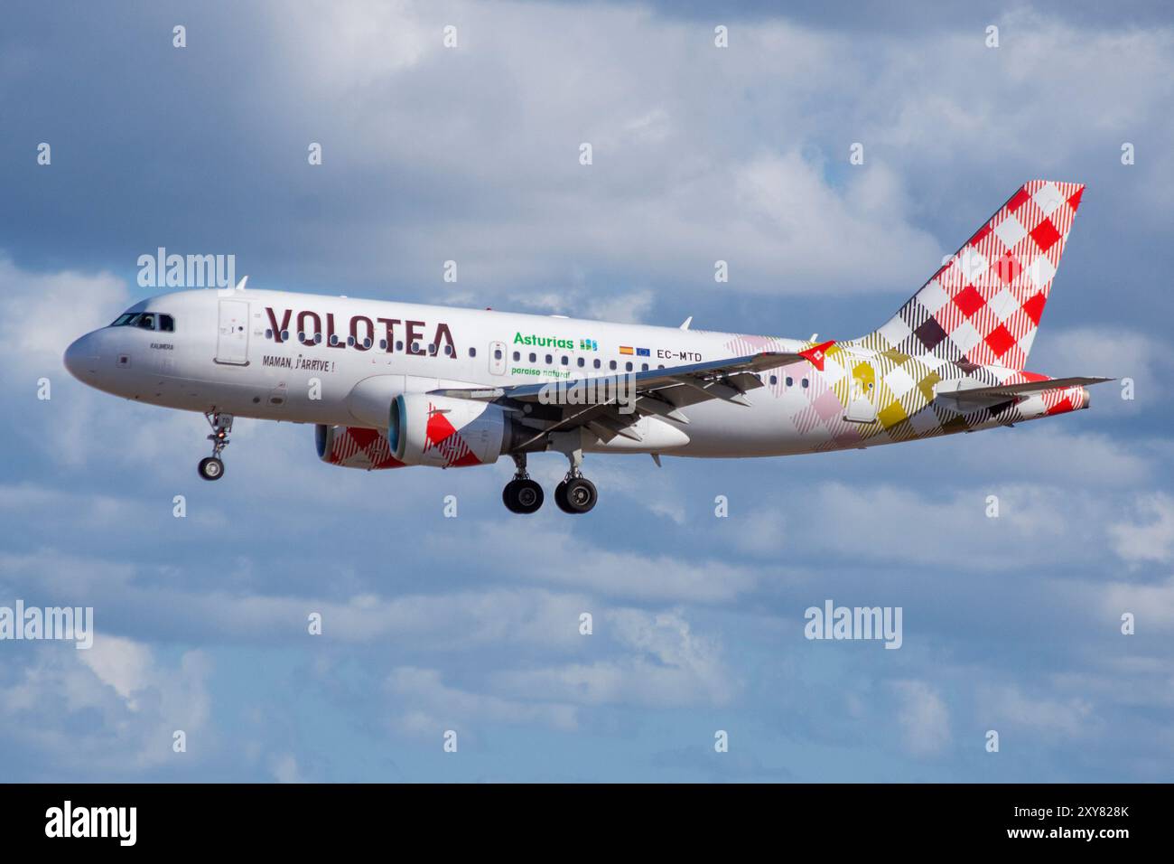 Avión comercial volando hi-res stock photography and images - Alamy