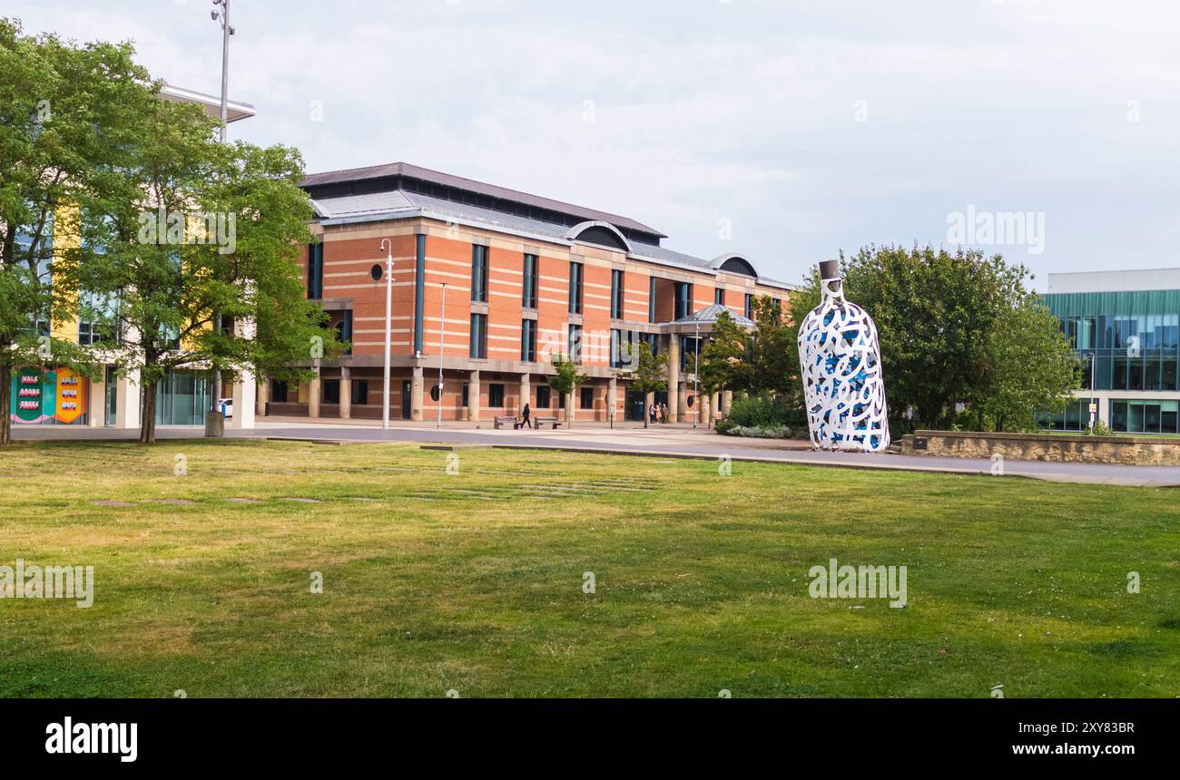 Middlesbrough Combined Court Centre and the Bottle of Notes sculpture ...