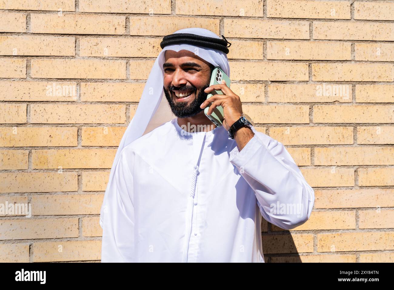 Portrait of handsome arab businessman wearing traditional emirati ...