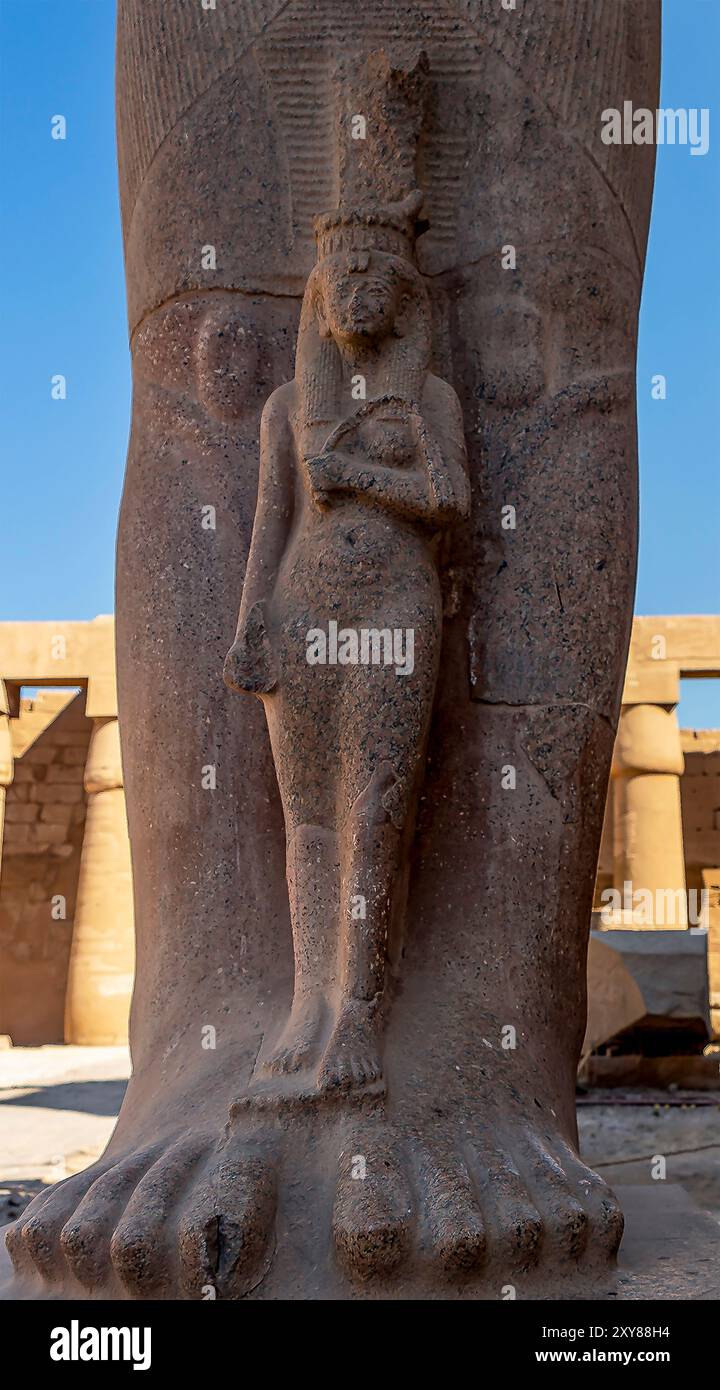 Nefertiti statue hi-res stock photography and images - Alamy