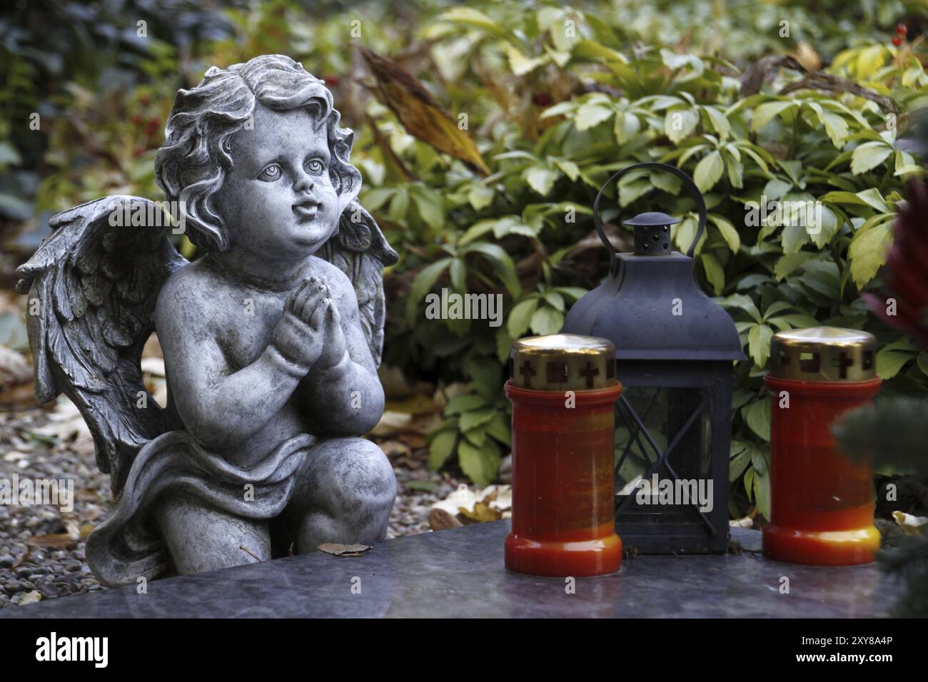 Angel figure on a grave Stock Photo - Alamy