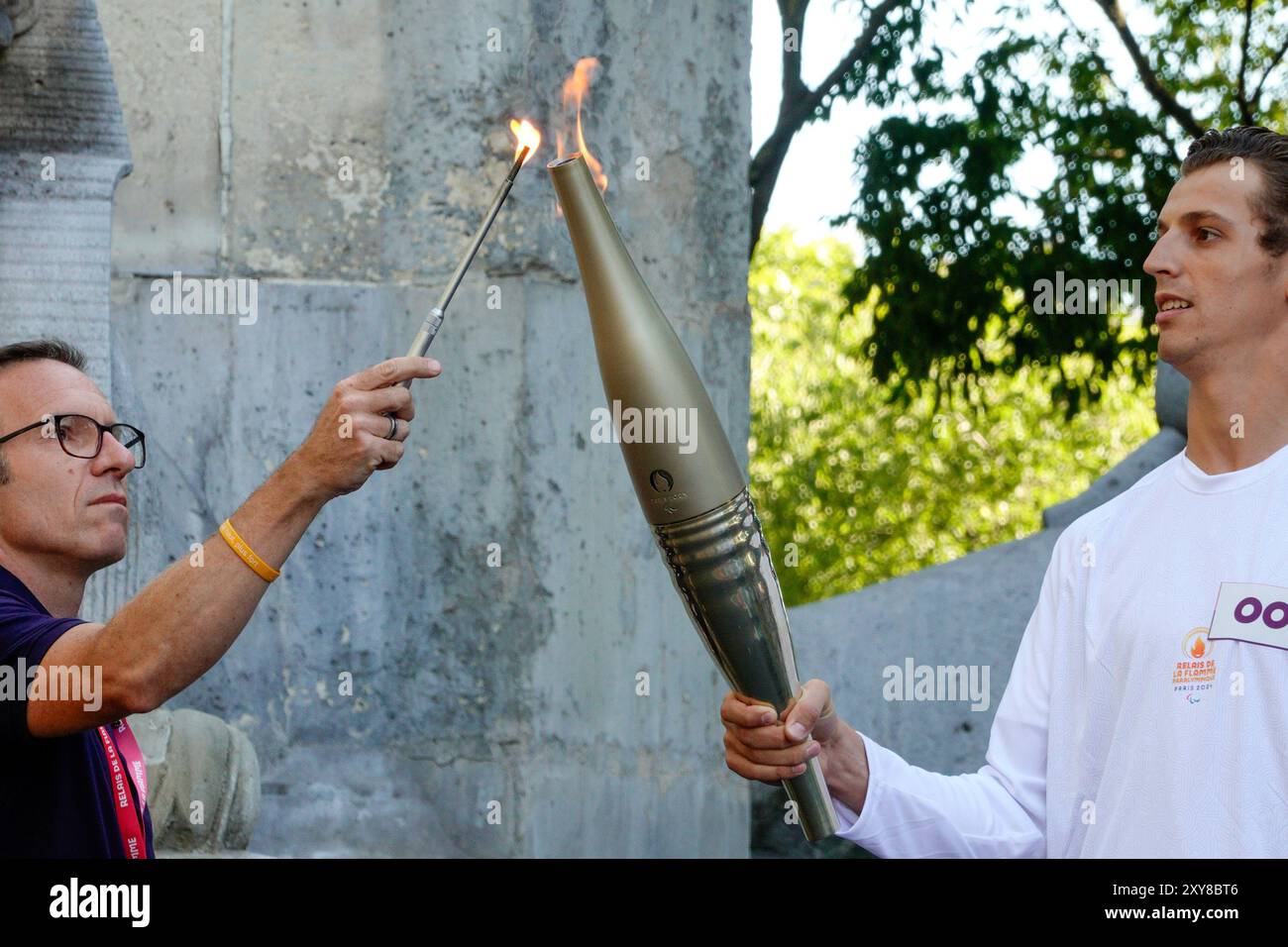 Tohe paralympc flame arrive in frontt of Châtelet theatre. Turn on the ...