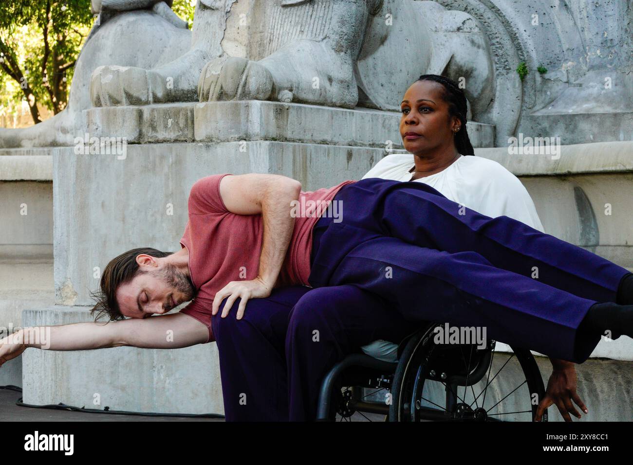 Tohe paralympc flame arrive in frontt of Châtelet theatre. Dnacing at ...