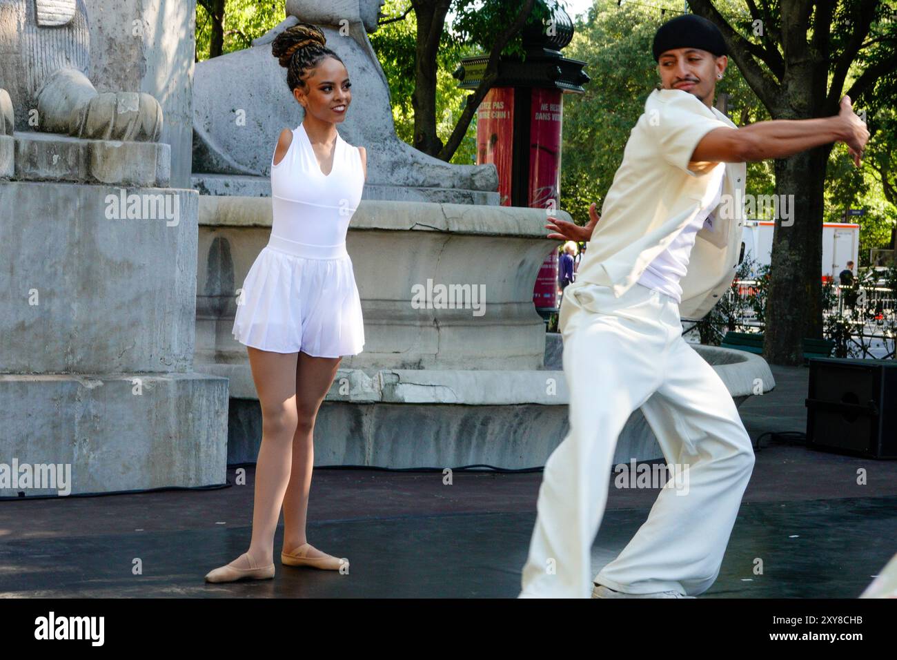 Tohe paralympc flame arrive in frontt of Châtelet theatre. Dnacing at ...