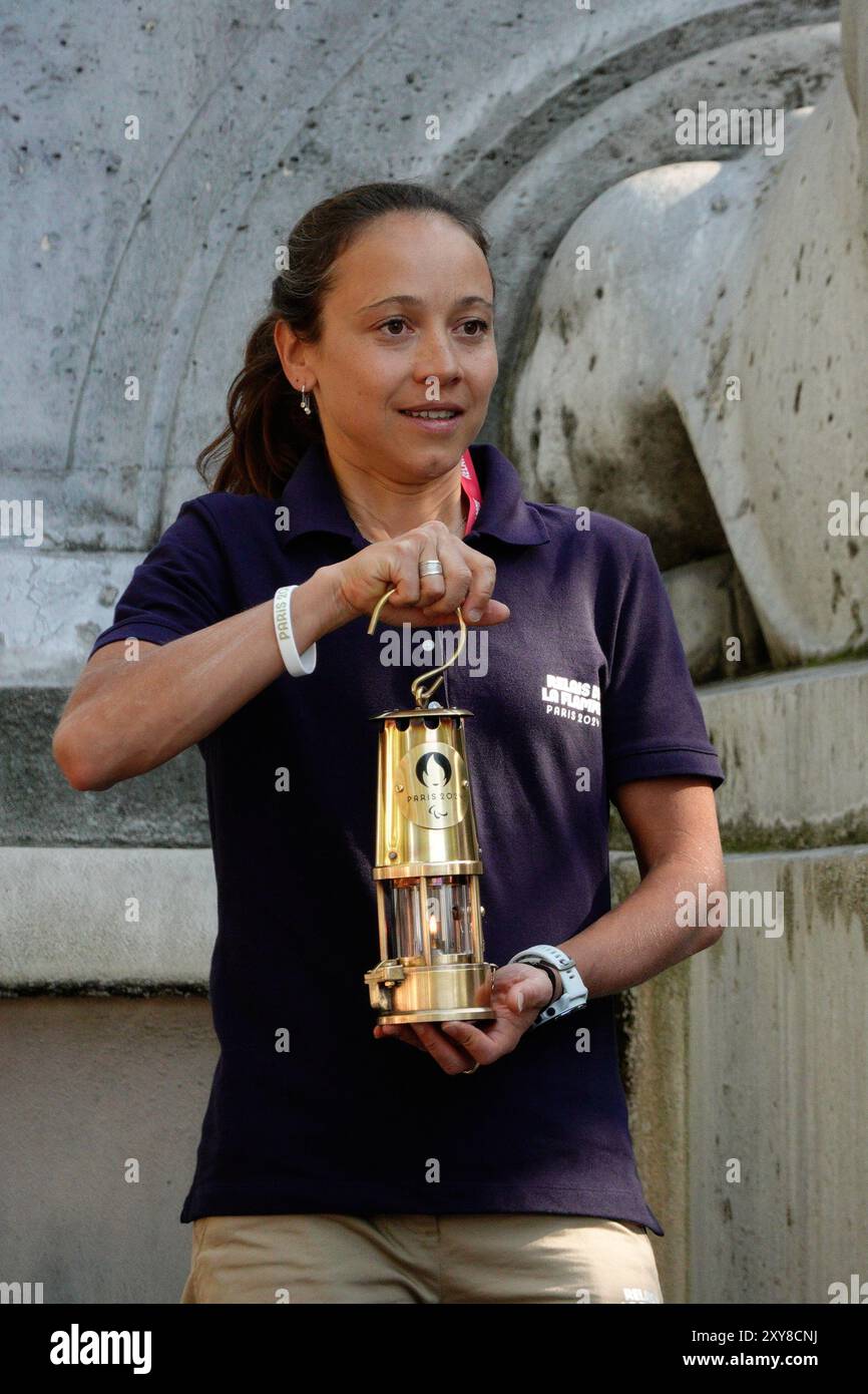 Tohe paralympc flame arrive in frontt of Châtelet theatre. The ...