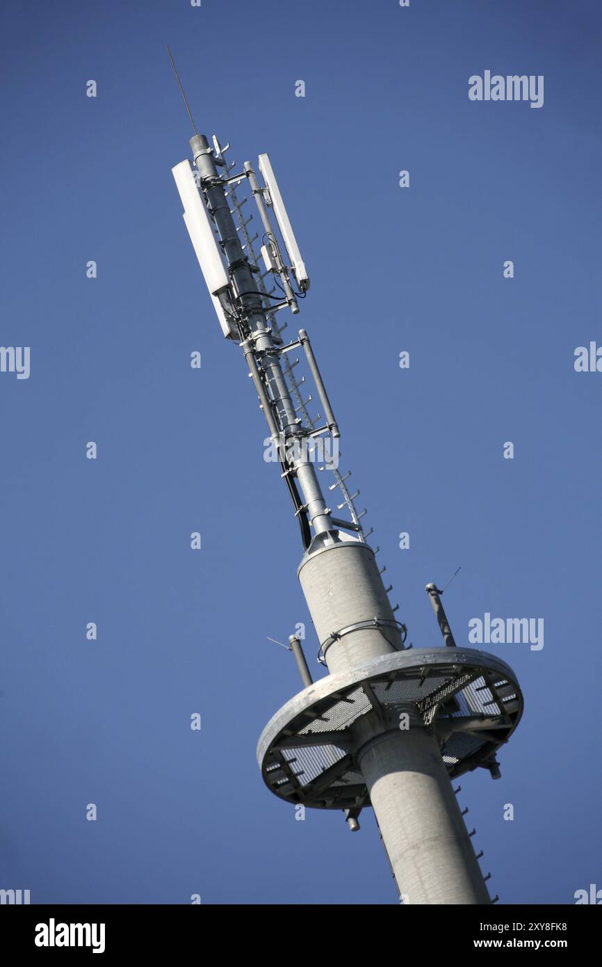 Mobile cellphone transmission pole hi-res stock photography and images ...