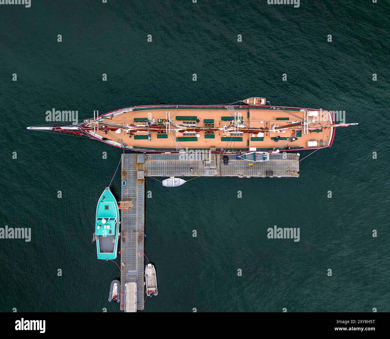 Ship top down hi-res stock photography and images - Alamy