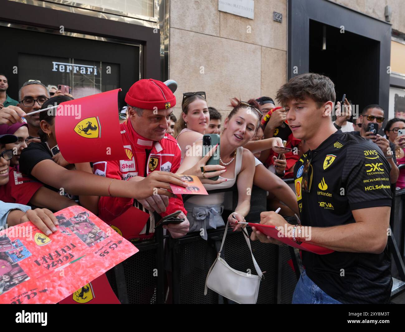 Milan - Ferrari fans storm the arrival of drivers Charles Leclerc and ...