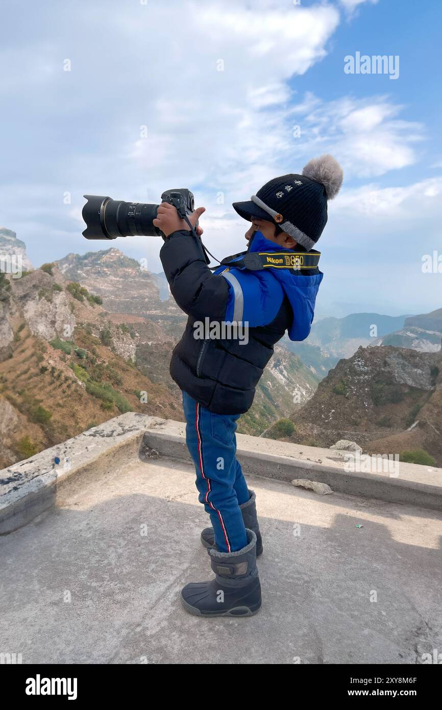 Kids using camera hi-res stock photography and images - Alamy