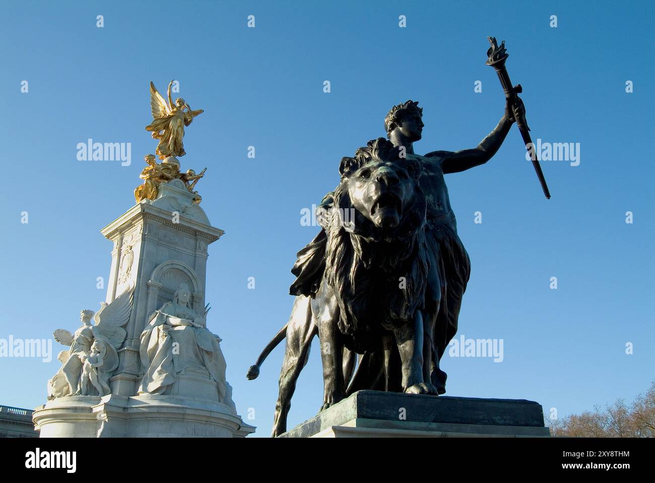 The Victoria Memorial by Sir Thomas Brock (1911), in front of ...