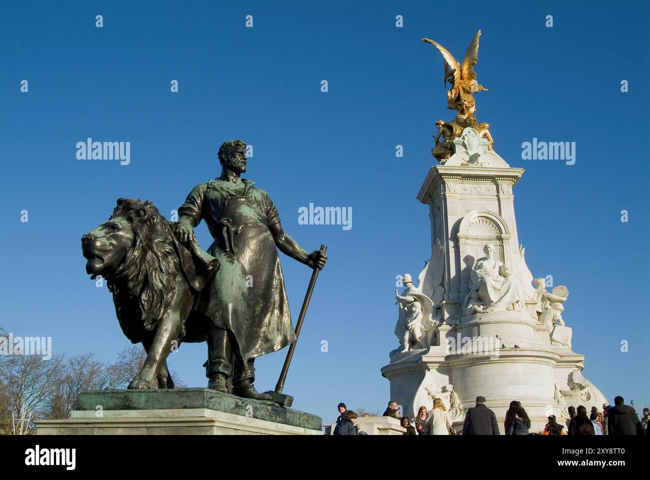 The Victoria Memorial by Sir Thomas Brock (1911), in front of ...