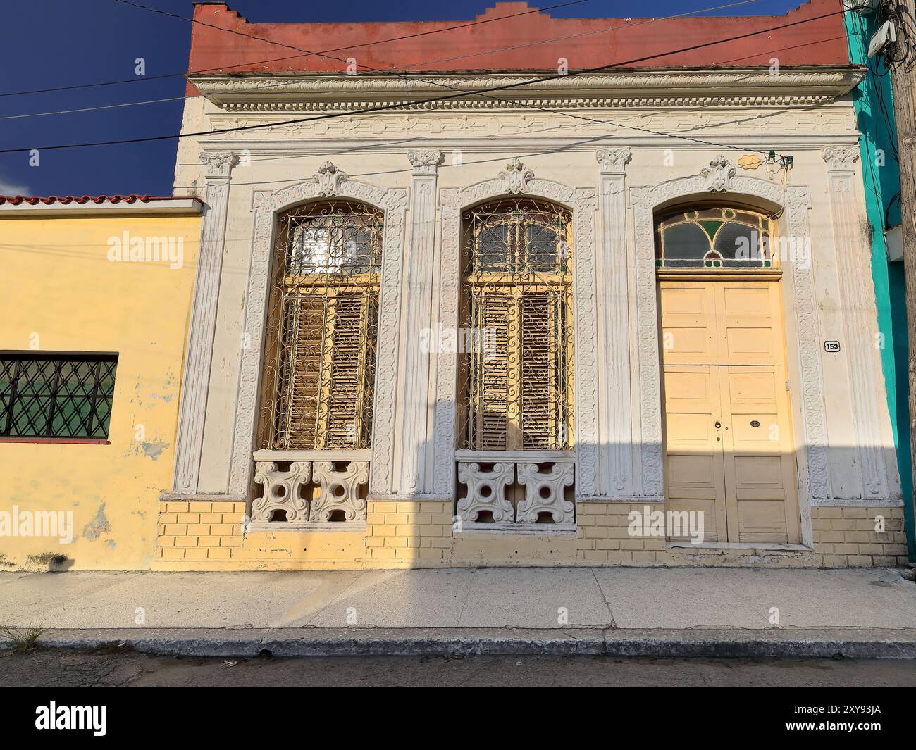 641 One-storey Eclectic house of cream facade, mustard door and ...