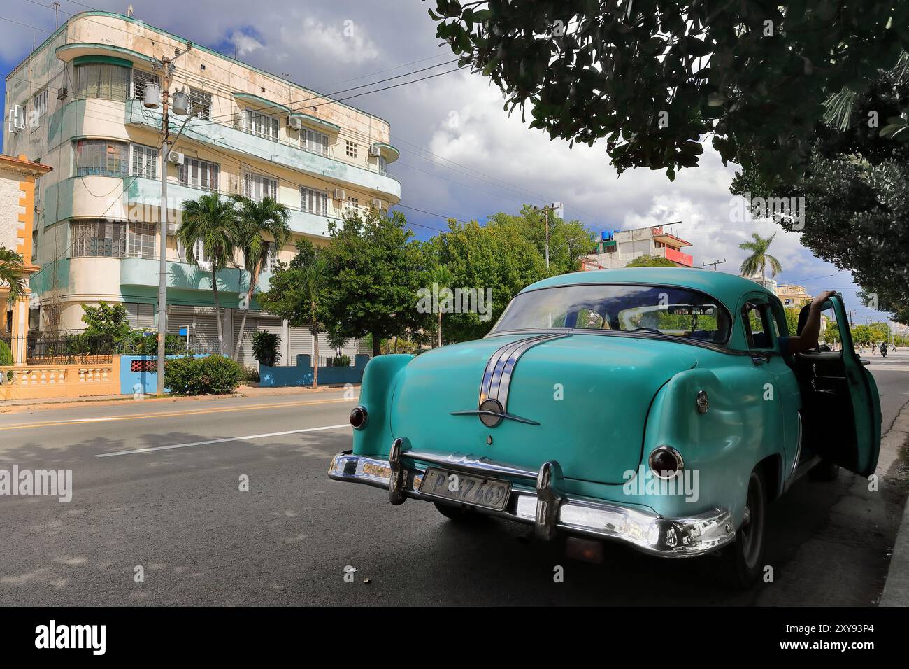 659 Side-rear view, mint green American classic car -Pontiac 1954 ...
