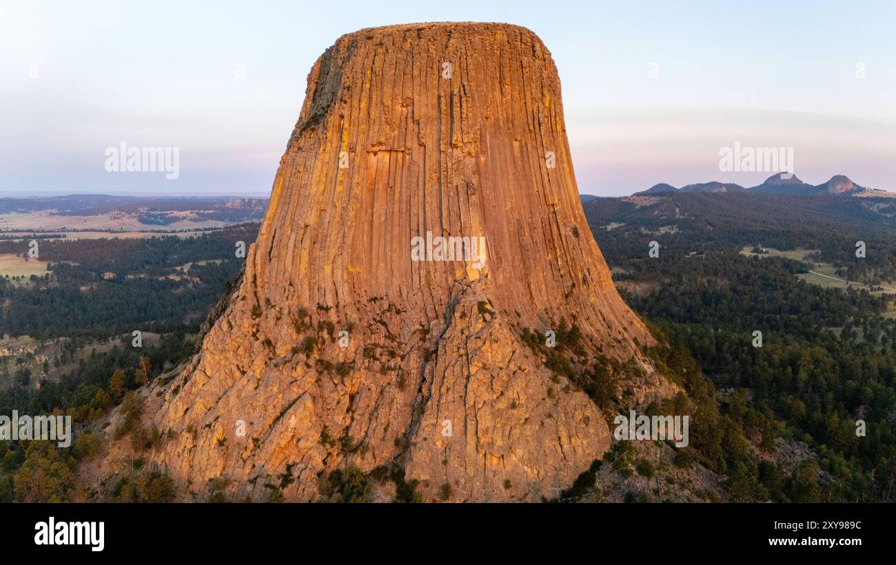 Aerial photograph of Devils Tower National Monument, Wyoming on a beautiful summer morning Stock ...