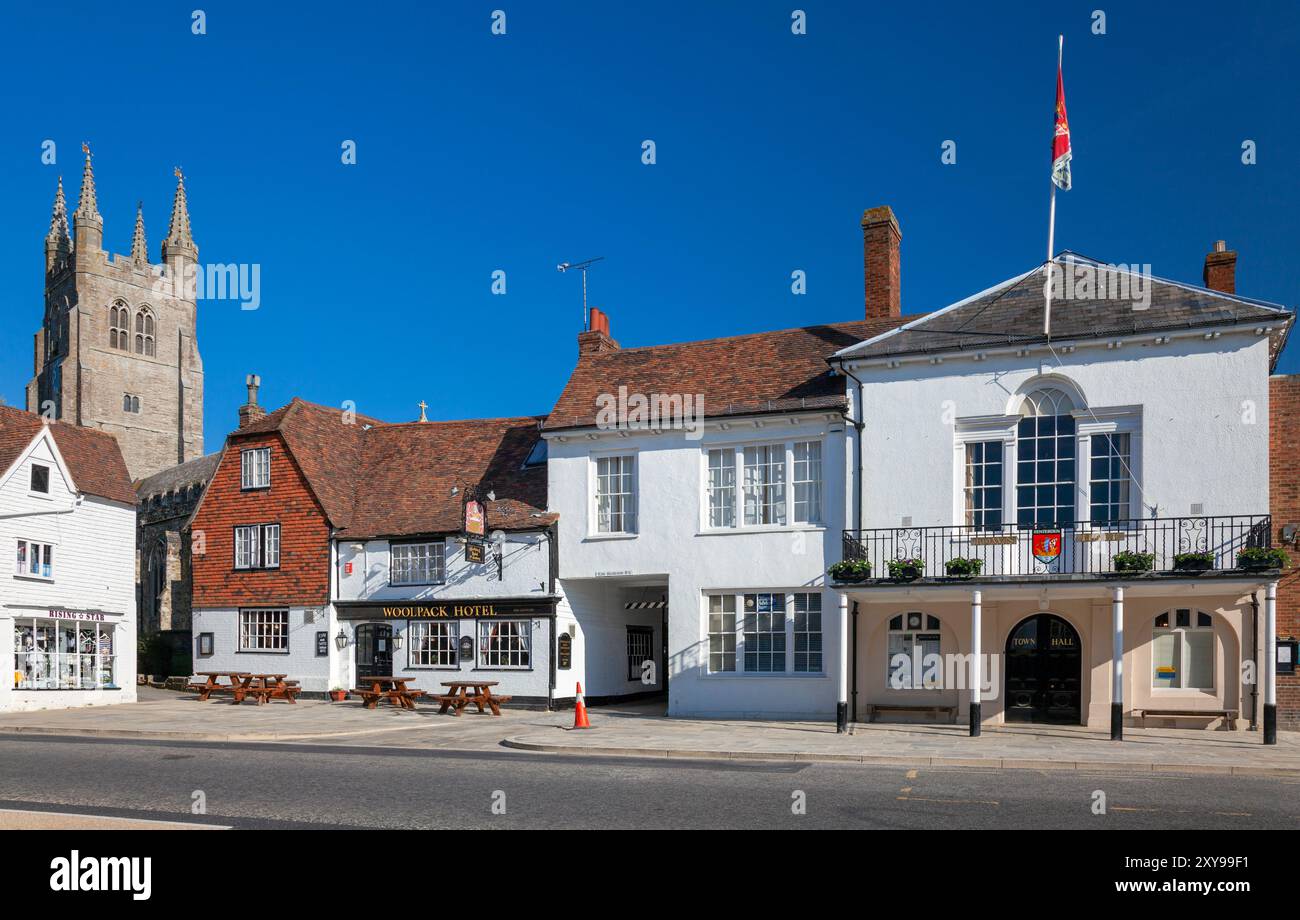 UK, England, Kent, Tenterden, the High Street with St. Mildred's Church ...