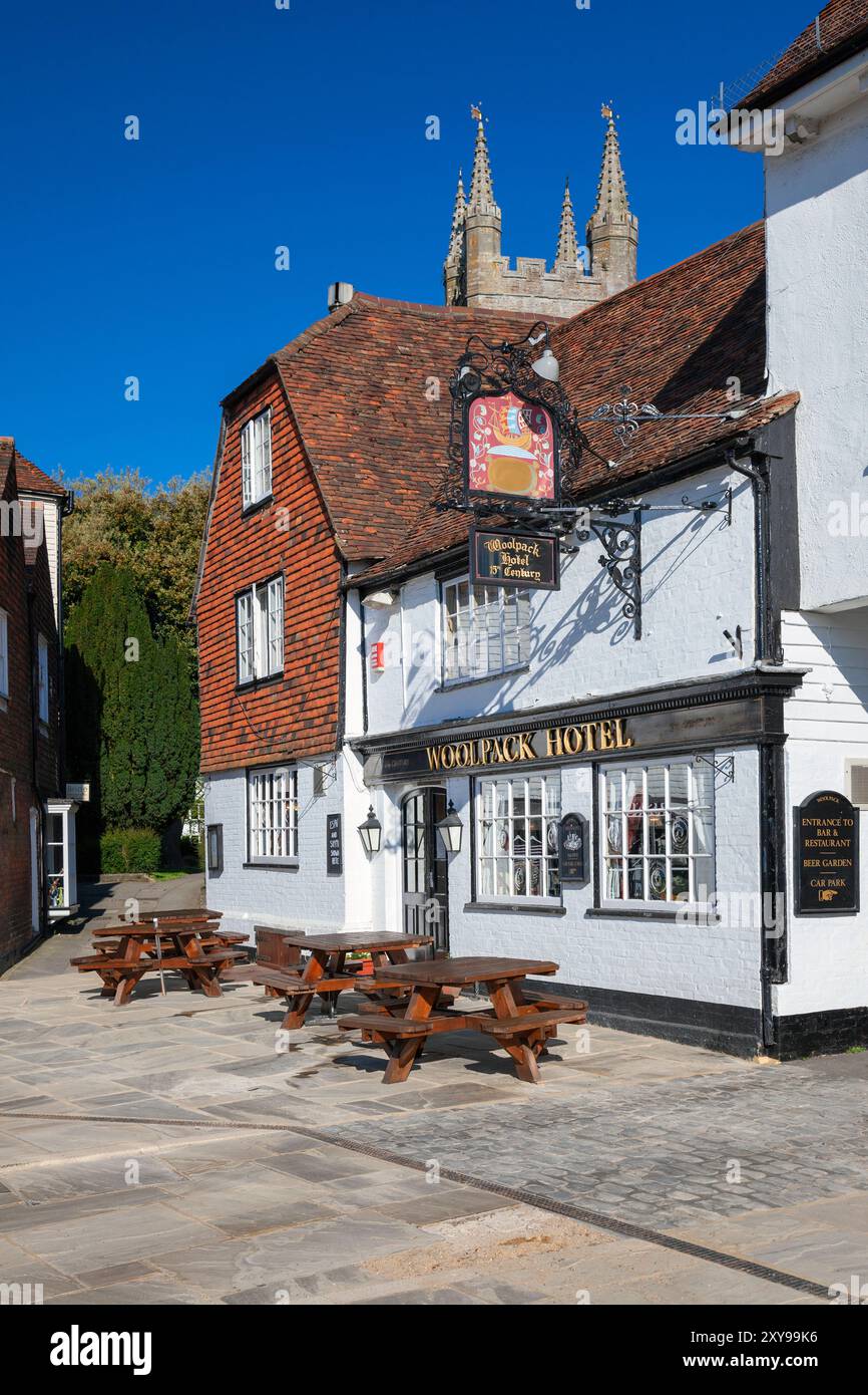 UK, England, Kent, Tenterden, Tenterden High Street with the "Woolpack ...