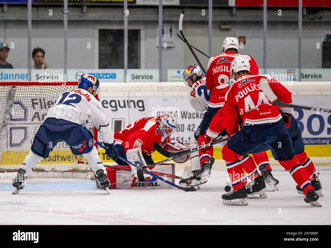 Ben Smith (EHC Red Bull Muenchen, #12) und Nico Kraemmer (EHC Red Bull ...
