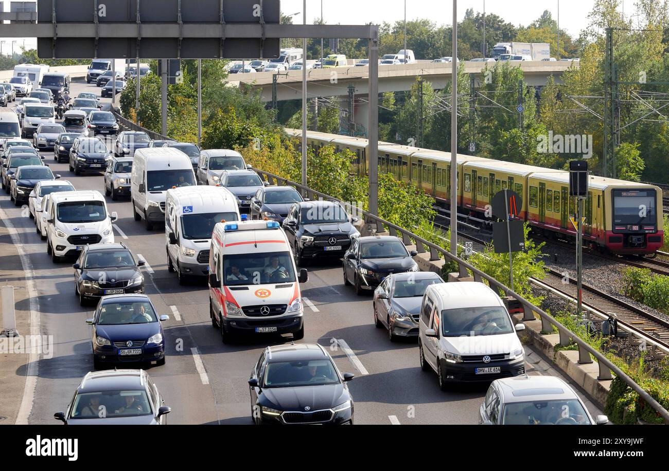 28.08.2024, Berlin - Deutschland. Stau auf der A100, die S-Bahn hat ...