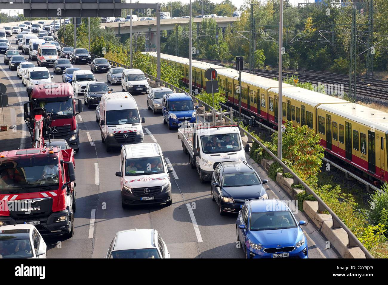 28.08.2024, Berlin - Deutschland. Stau auf der A100, die S-Bahn hat ...